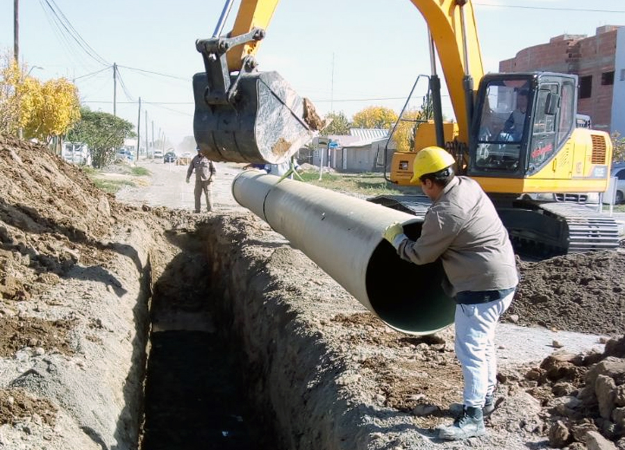 Colocaron el primer caño que permitirá reemplazar el acueducto de calle ...