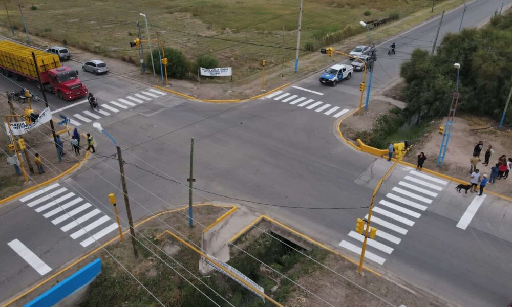 Ya funciona el nuevo semáforo en la intersección de calles La Plata y ...