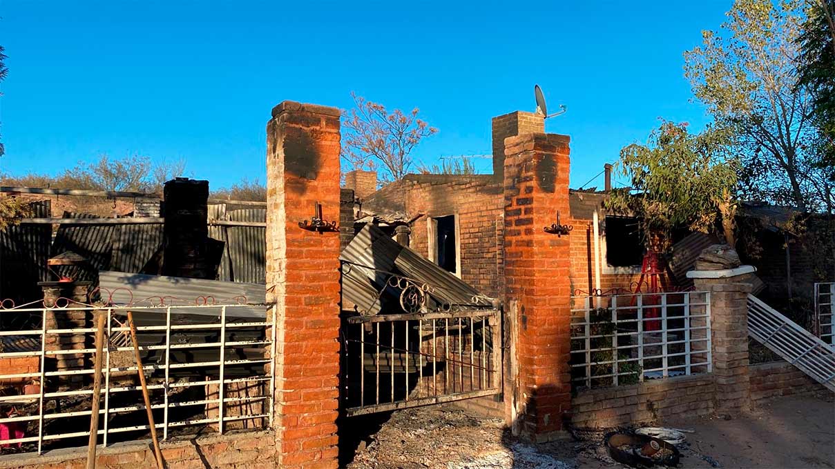 Se incendió la vivienda del puesto La Tobiana: Una pareja de adultos ...